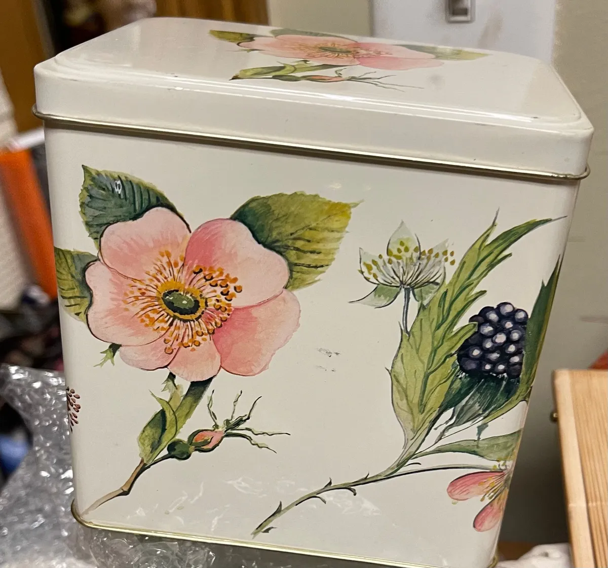Vintage floral and berry tin container · Whatnot: Buy, Sell & Go Live